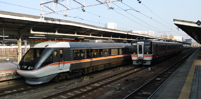 383系とキハ75系の並び